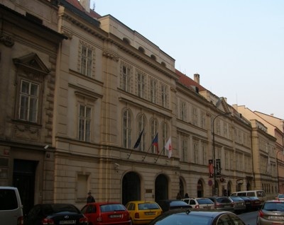 Aktivisté Greenpeace obsadili střechu Lidového domu, policie a hasiči ...