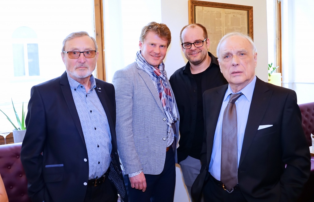 Slavní pokřtili knihu básní herce Petra Baťka, jejíž výtěžek jde na ...